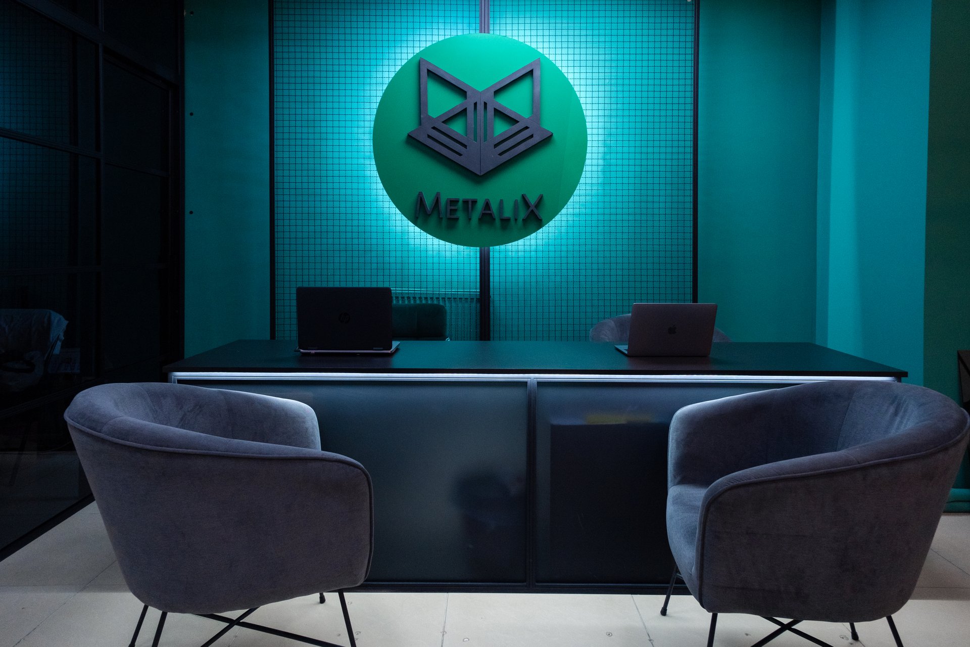 Premium Interior Zoning from Steel and Glass